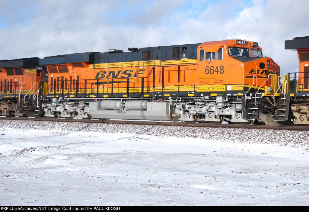 BNSF 6648 rolls west towards Needles, CA pulling a westbound Z.